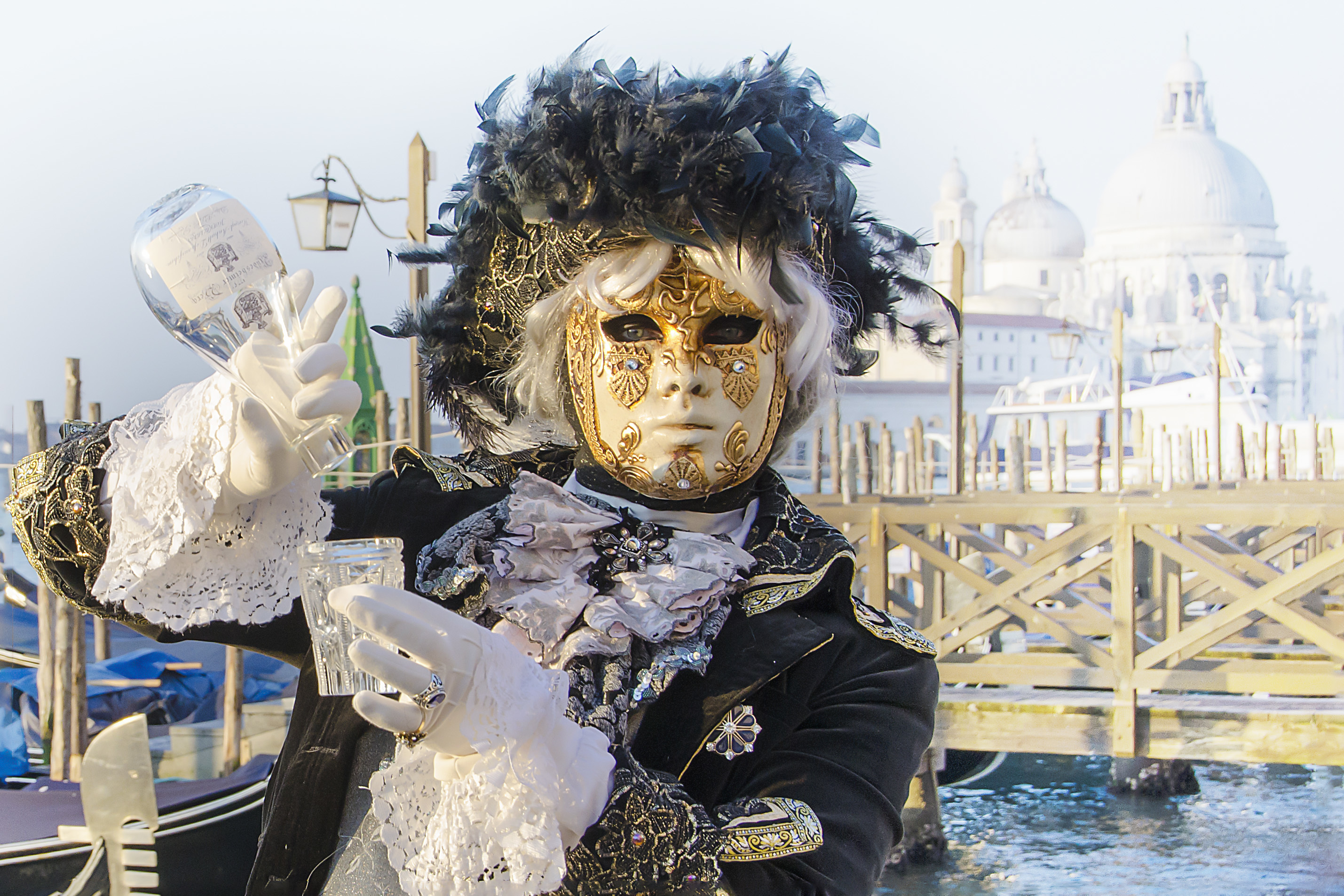 LES GONDOLES ET LE CARNAVAL DE VENISE